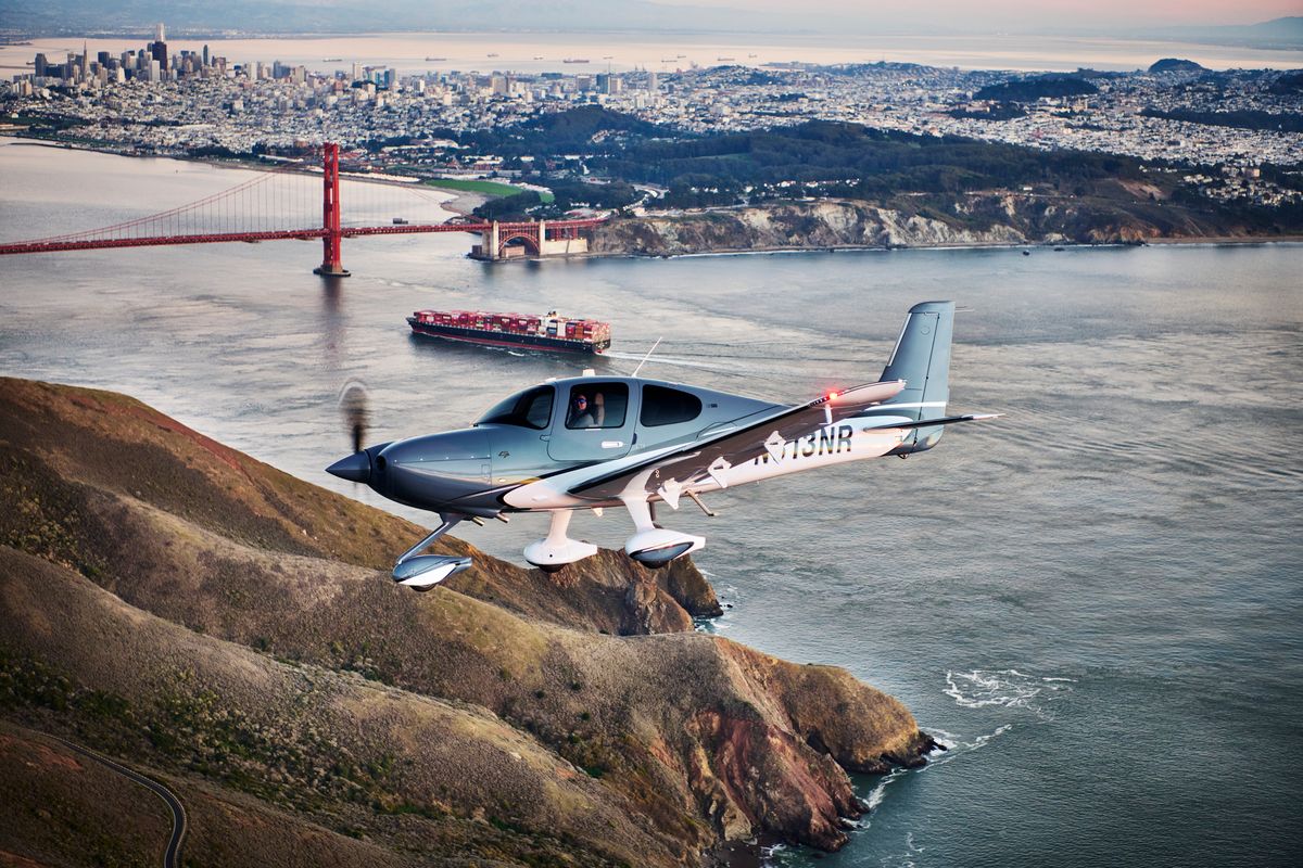 Cirrus SR20 | A modern and safe aircraft for your comfort