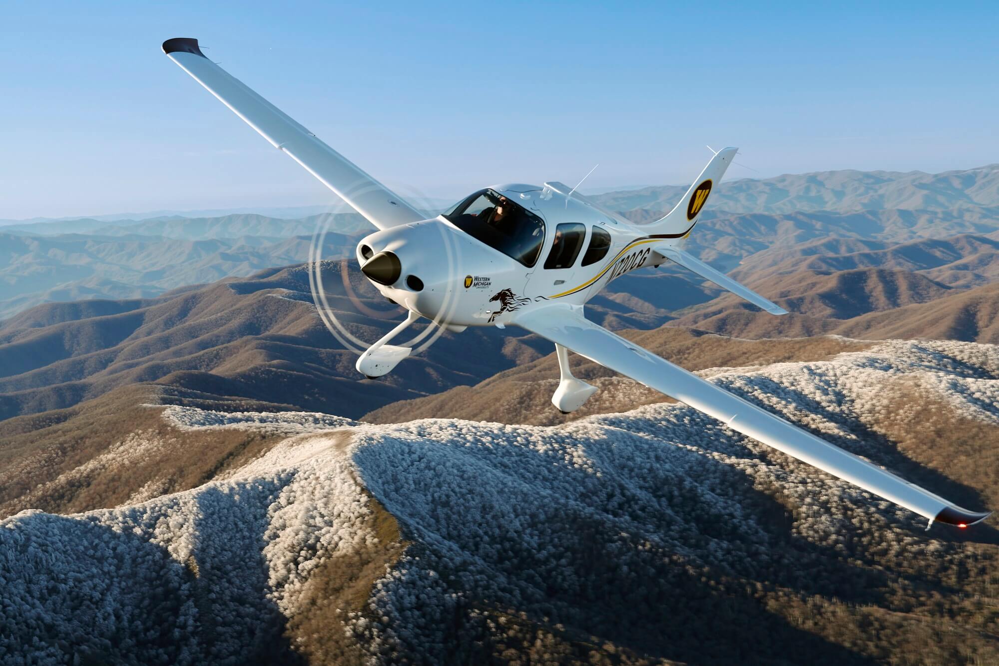 Cirrus SR20 | A modern and safe aircraft for your comfort
